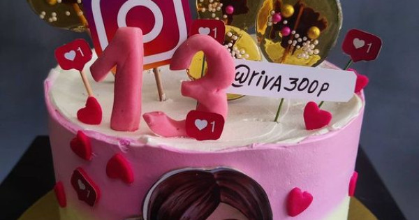 Social Media Queen Theme Cake Delivery